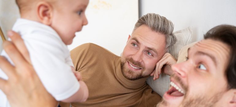 Adozione coppie omosessuali: le unioni civili possono adottare?